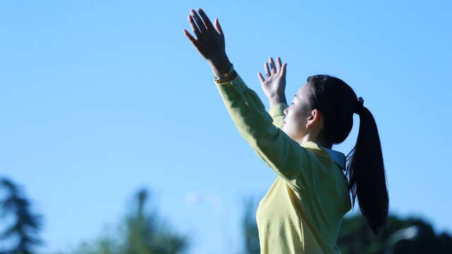 15 Bible Verses About Looking Up to God - The Church of Dawn’s Light